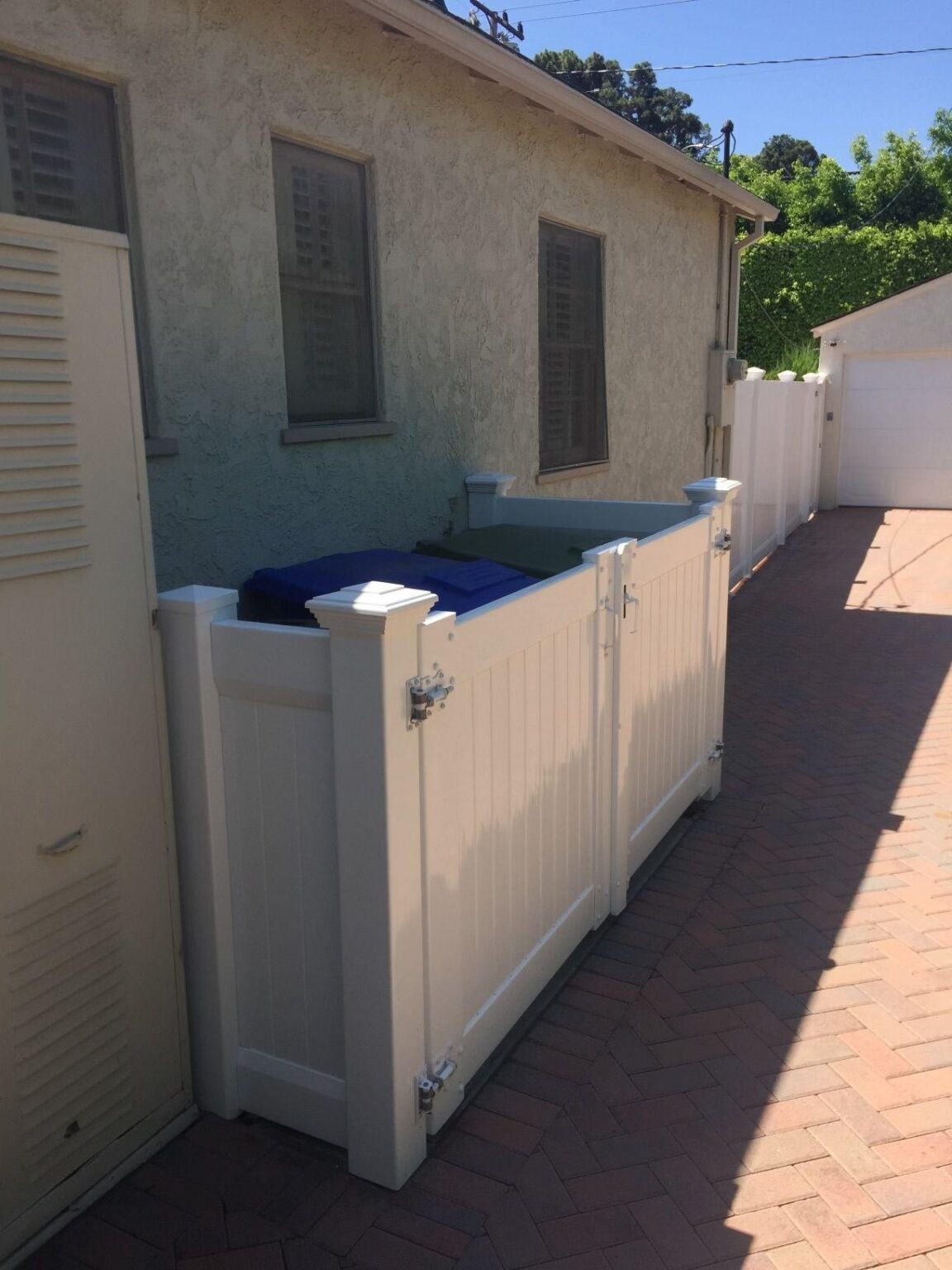 GNG's Stylish Trash Can Fencing: Curb Appeal Solutions